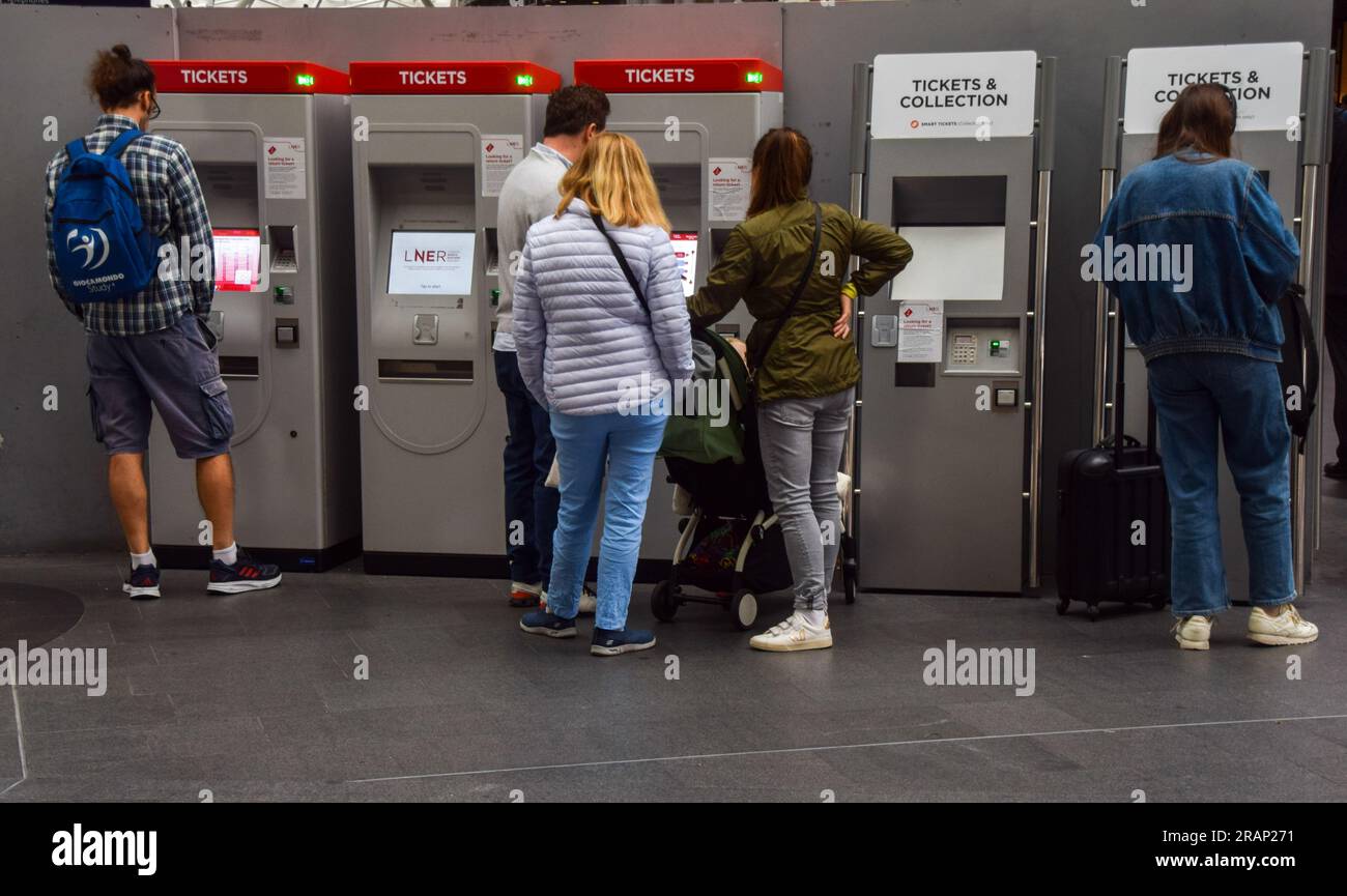 Rail delivery group rdg hi-res stock photography and images - Alamy