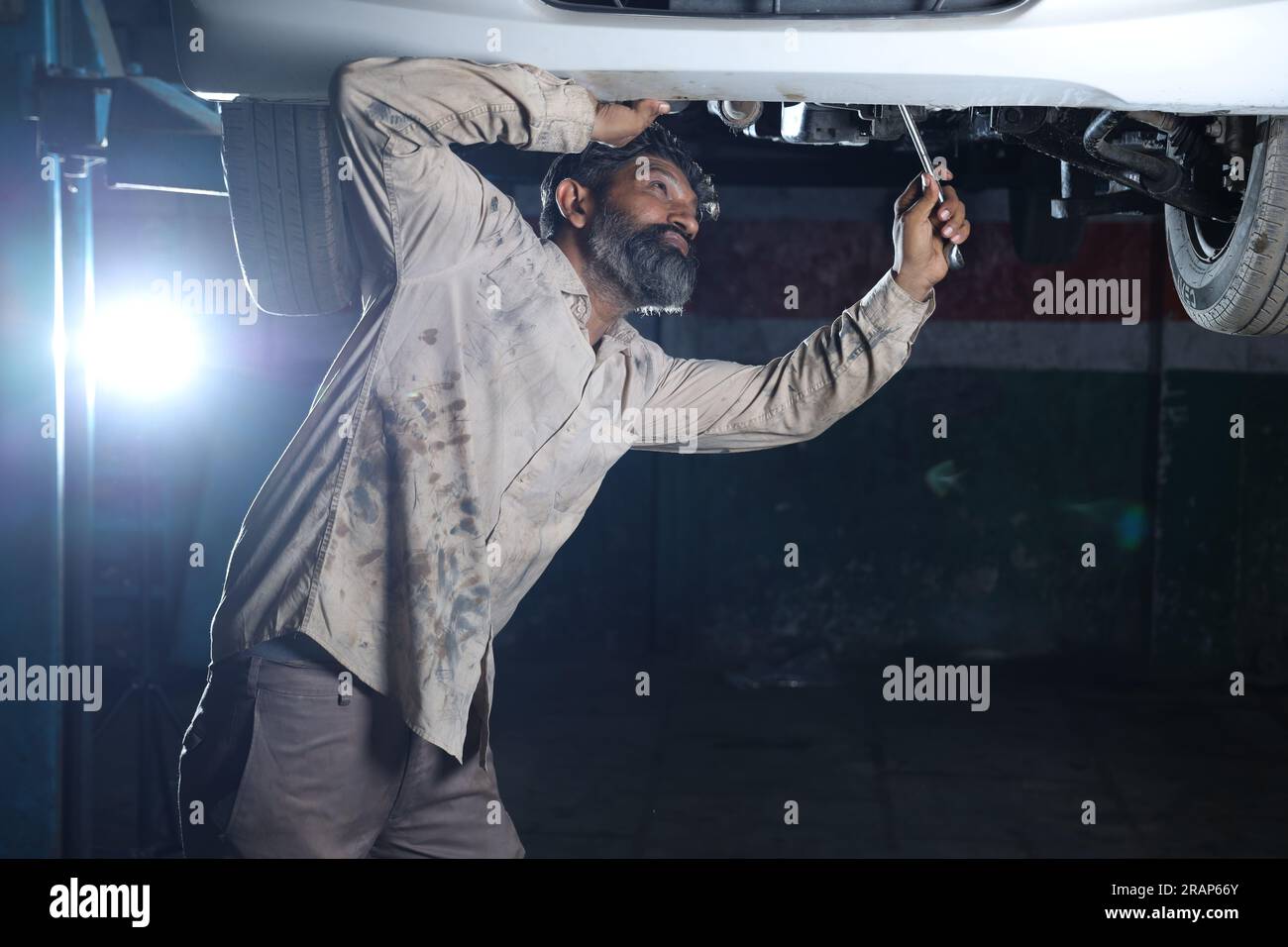 Car mechanic and tyre hi-res stock photography and images - Alamy