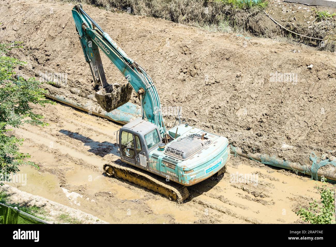 The excavator working in the soil Stock Photo - Alamy