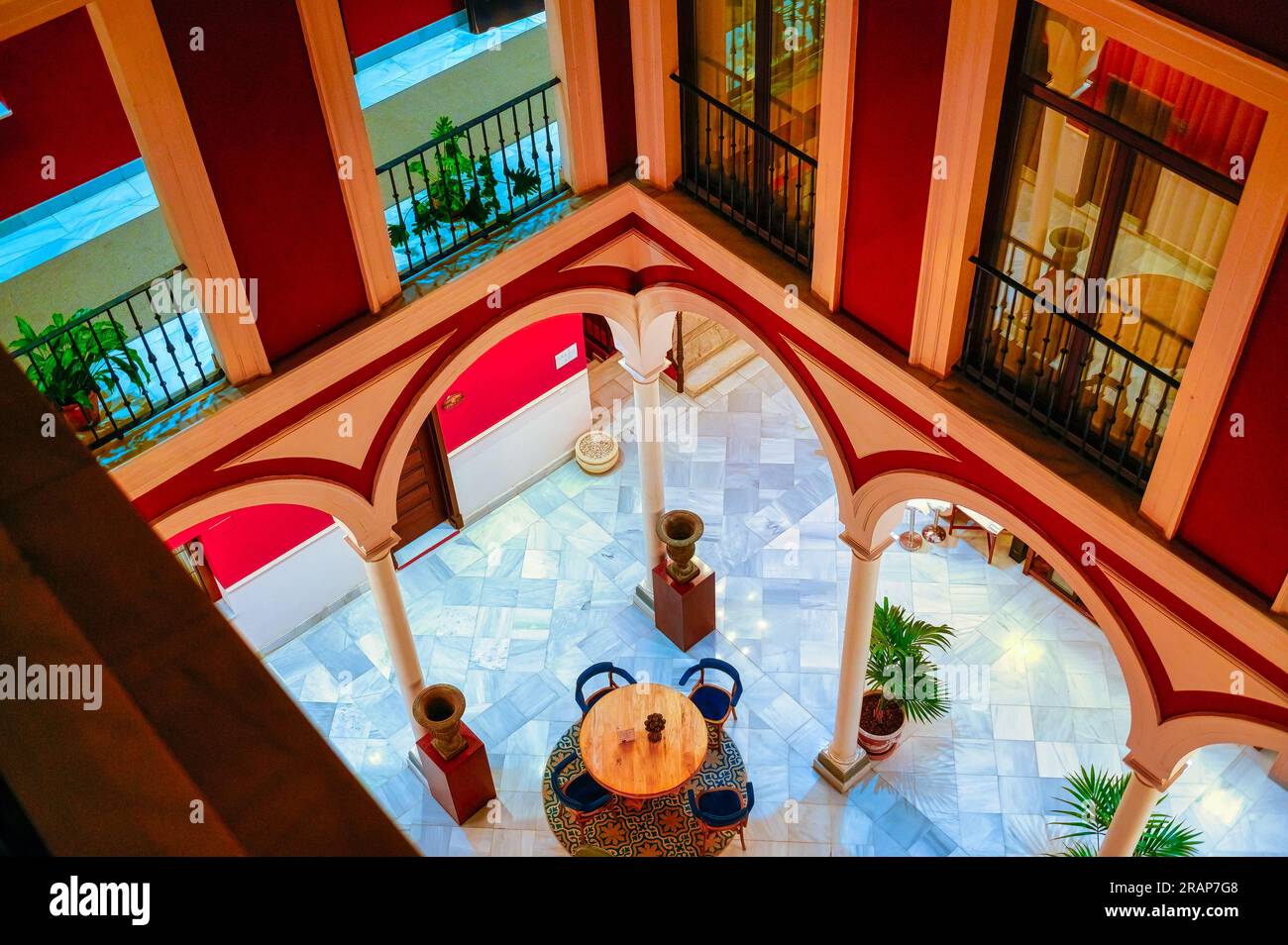Building architecture lobby columns hi-res stock photography and images ...
