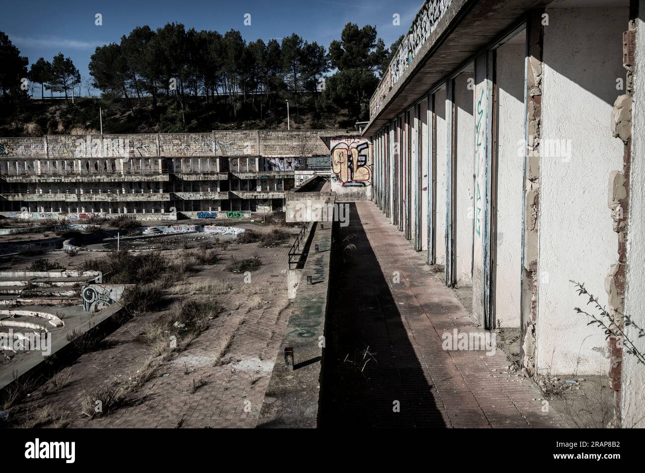 Dilapidated pool hi-res stock photography and images - Alamy