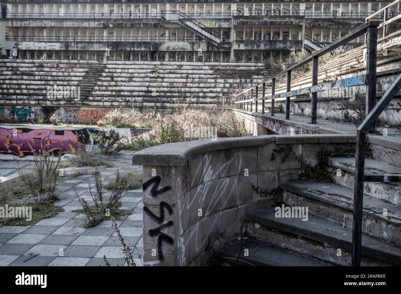 Dilapidated pool hi-res stock photography and images - Alamy