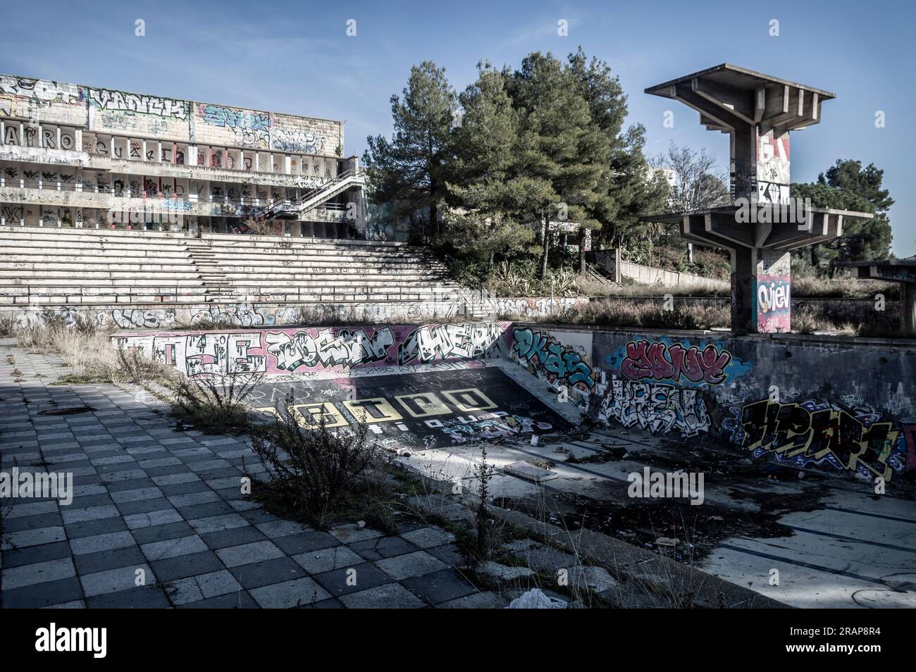 Dilapidated pool hi-res stock photography and images - Alamy