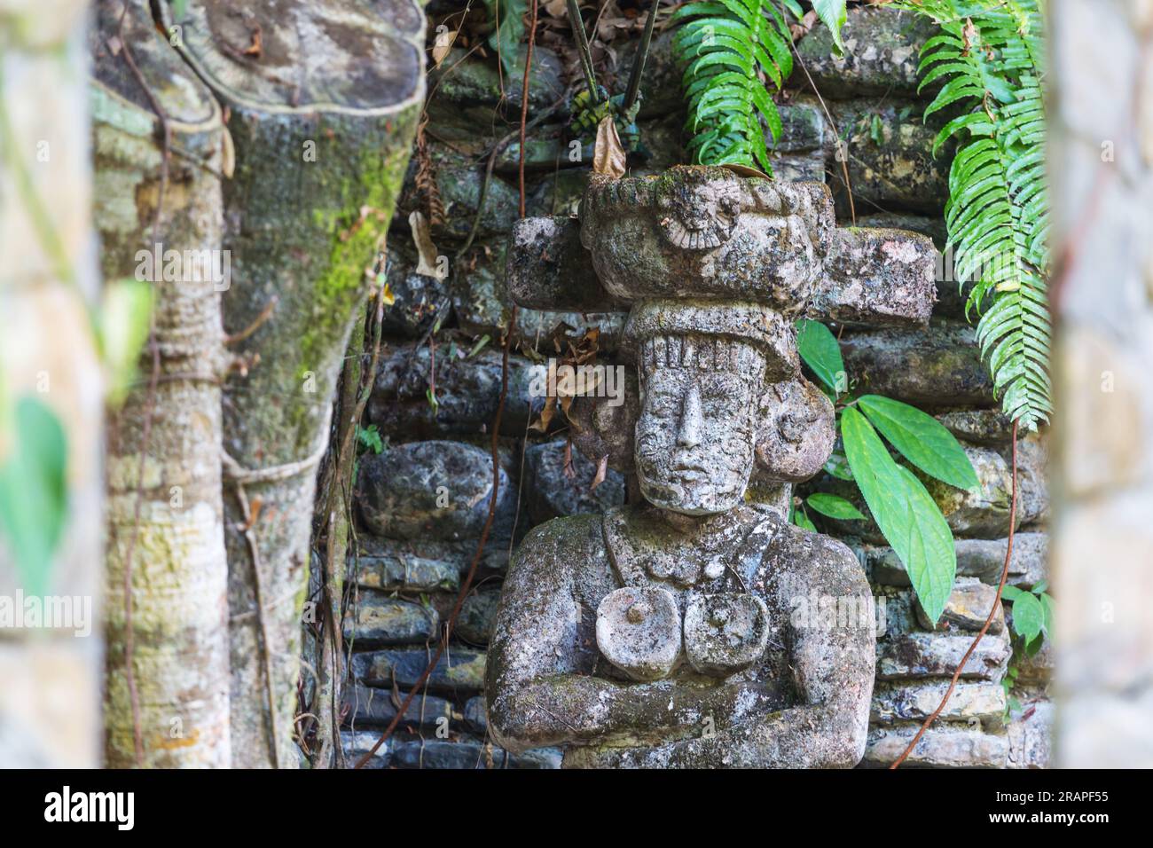 Maya headstone statue in the Honduras Stock Photo - Alamy