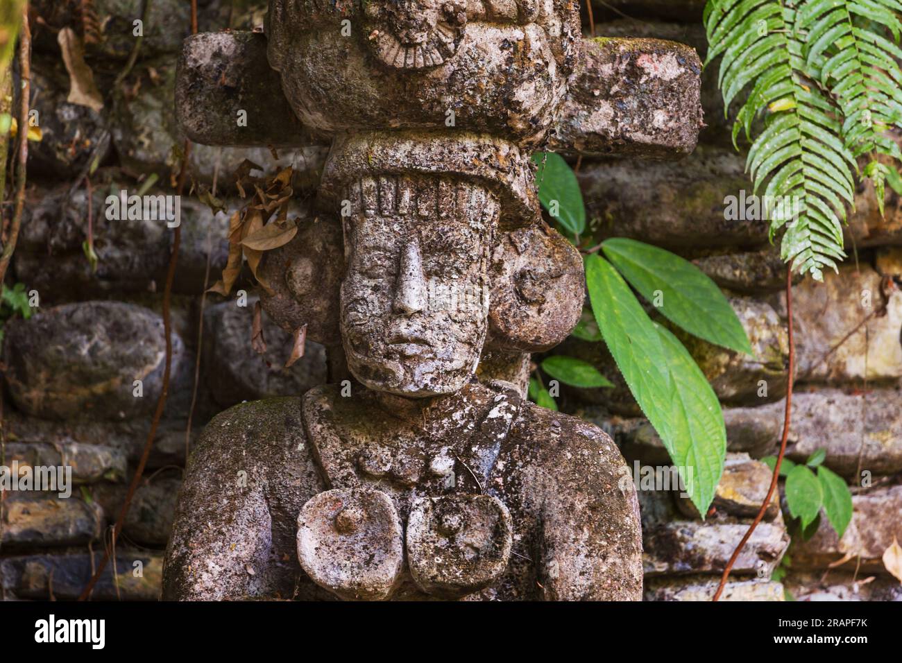 Maya statue in the Honduras Stock Photo - Alamy