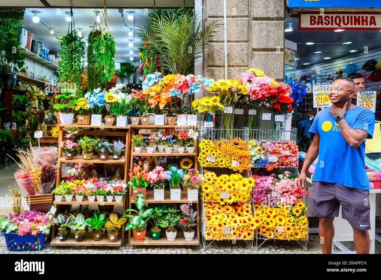 Person retail hi-res stock photography and images - Alamy