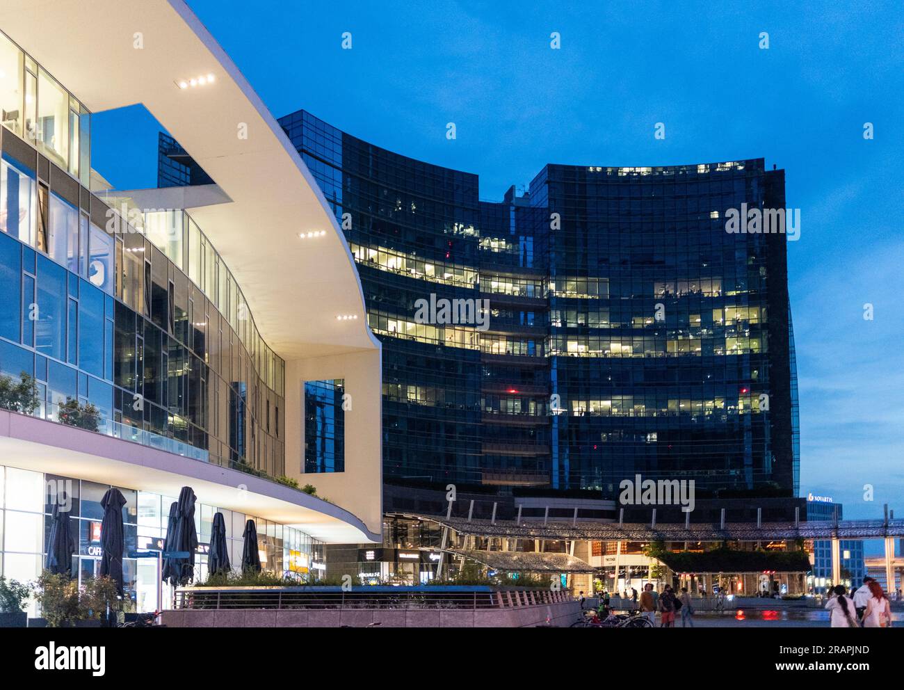 Piazza Gae Aulenti, Garibaldi-Porta Nuova district, with Building E1/E2 ...