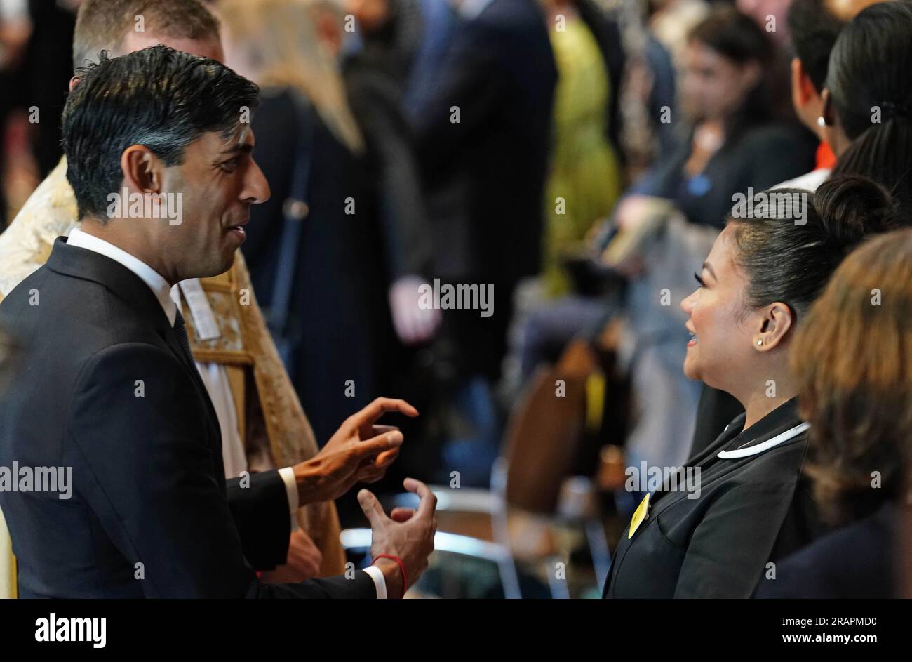 Prime Minister Rishi Sunak speaks to Nurse May Parsons at the NHS ...