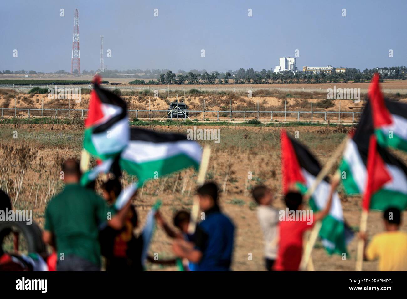 Gaza strip fence palestinians flag hi-res stock photography and images ...