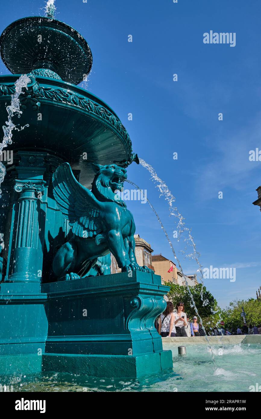 Lion water fountain feature hi-res stock photography and images - Alamy