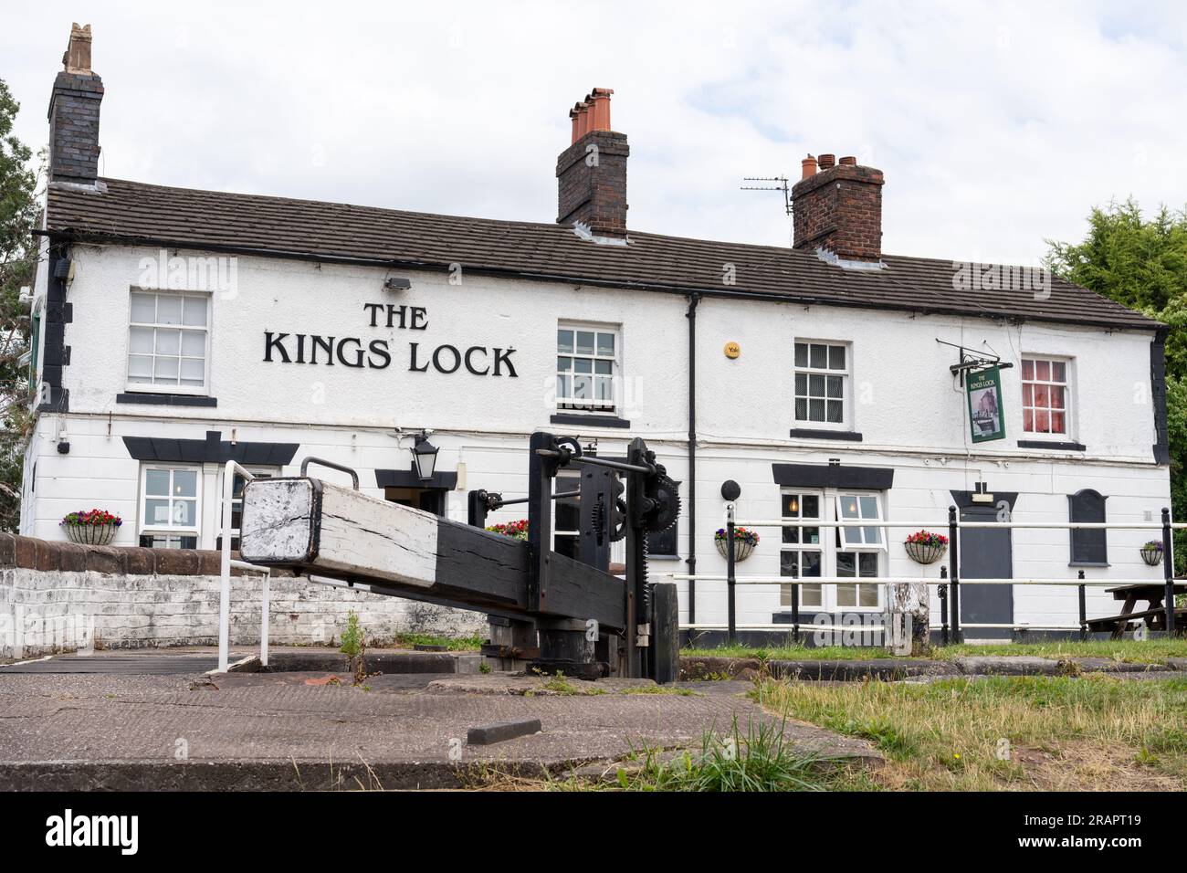 The Kings Lock pub at Middlewich, Cheshire, UK, on the Trent and Mersey ...