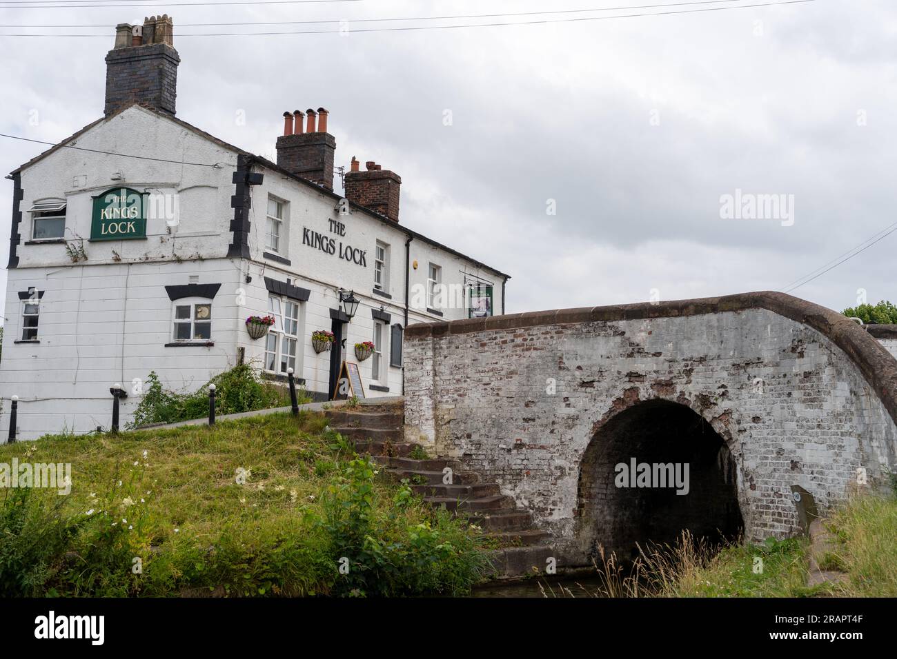 The Kings Lock pub at Middlewich, Cheshire, UK, on the Trent and Mersey ...