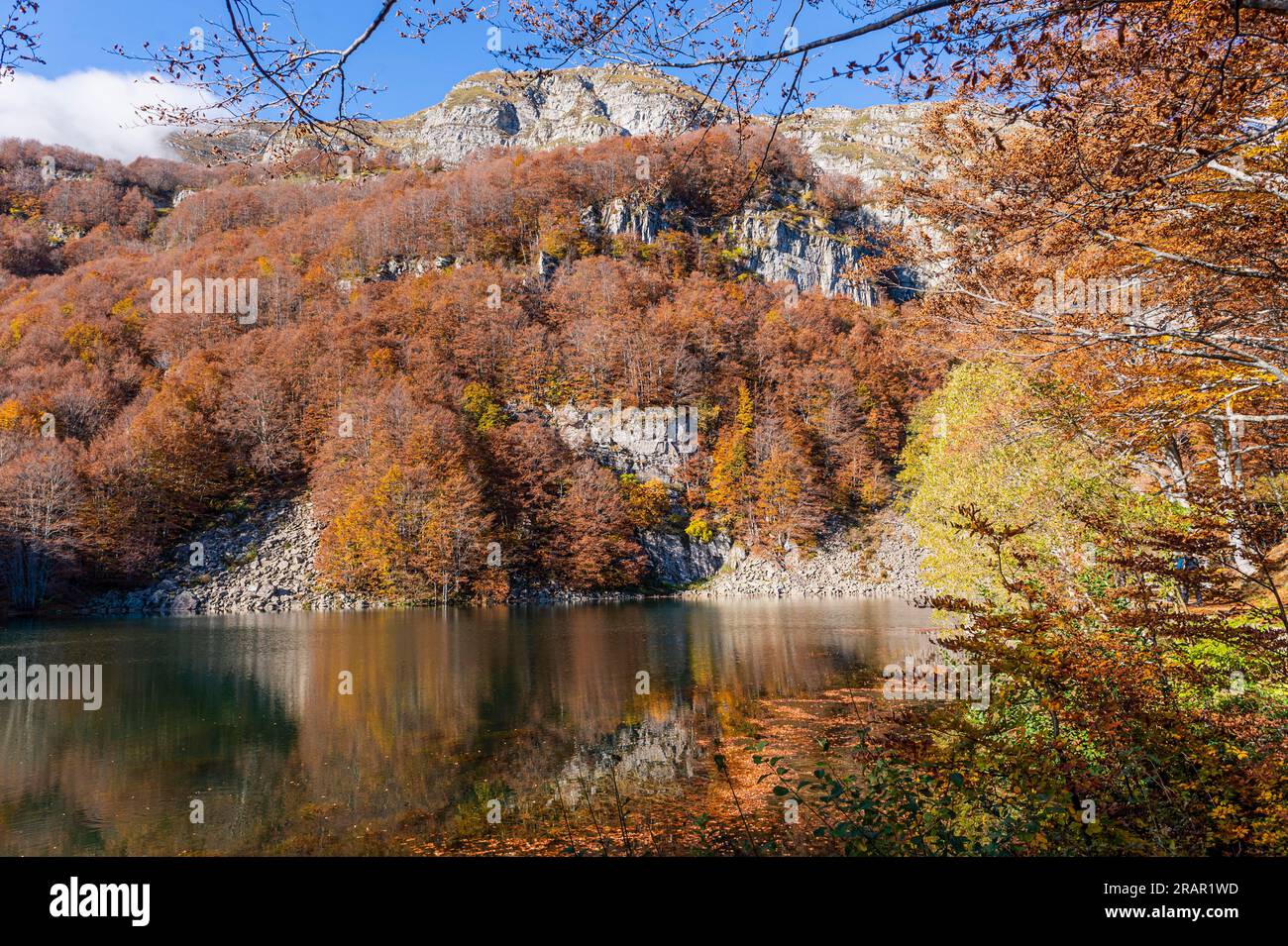 Lago santo hi-res stock photography and images - Alamy