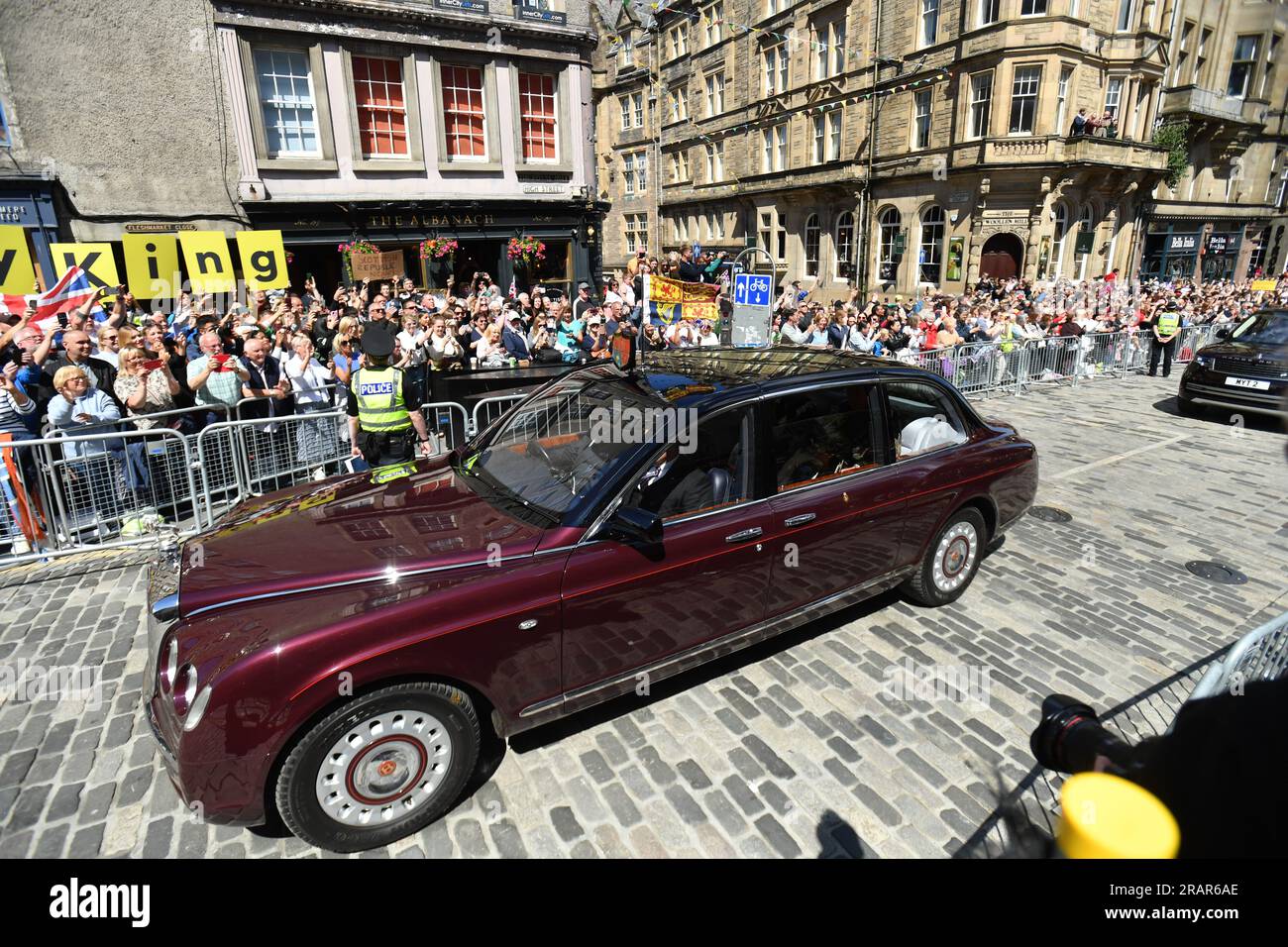 The royal procession makes its way up the Royal Mile in Edinburgh to St ...