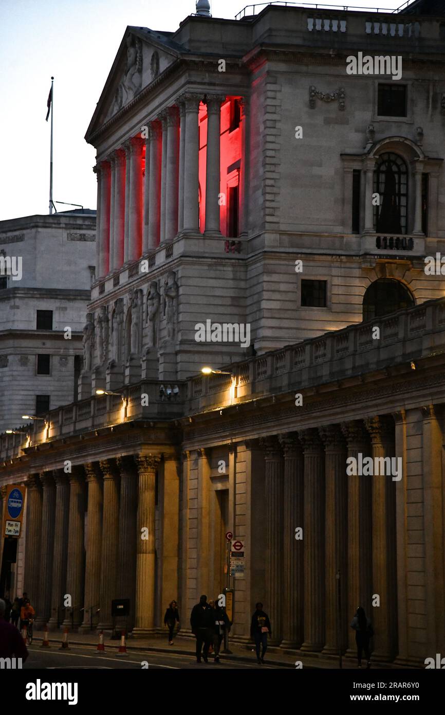 Exterior of the Bank of England with balcony illuminated in red Stock ...