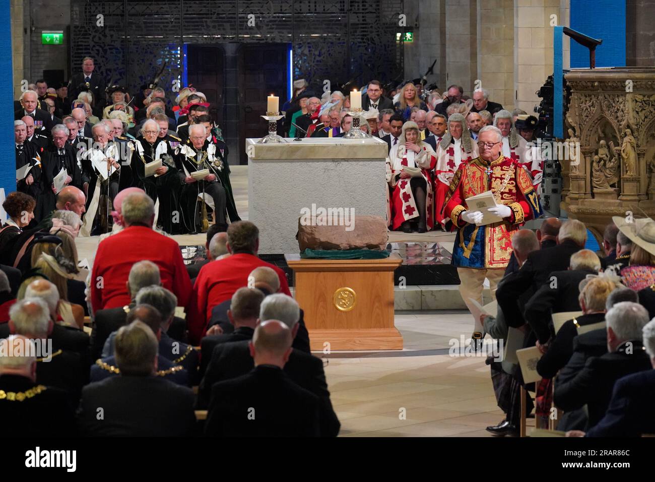 Lord Lyon King of Arms completes the hailing of the Stone of Destiny at ...