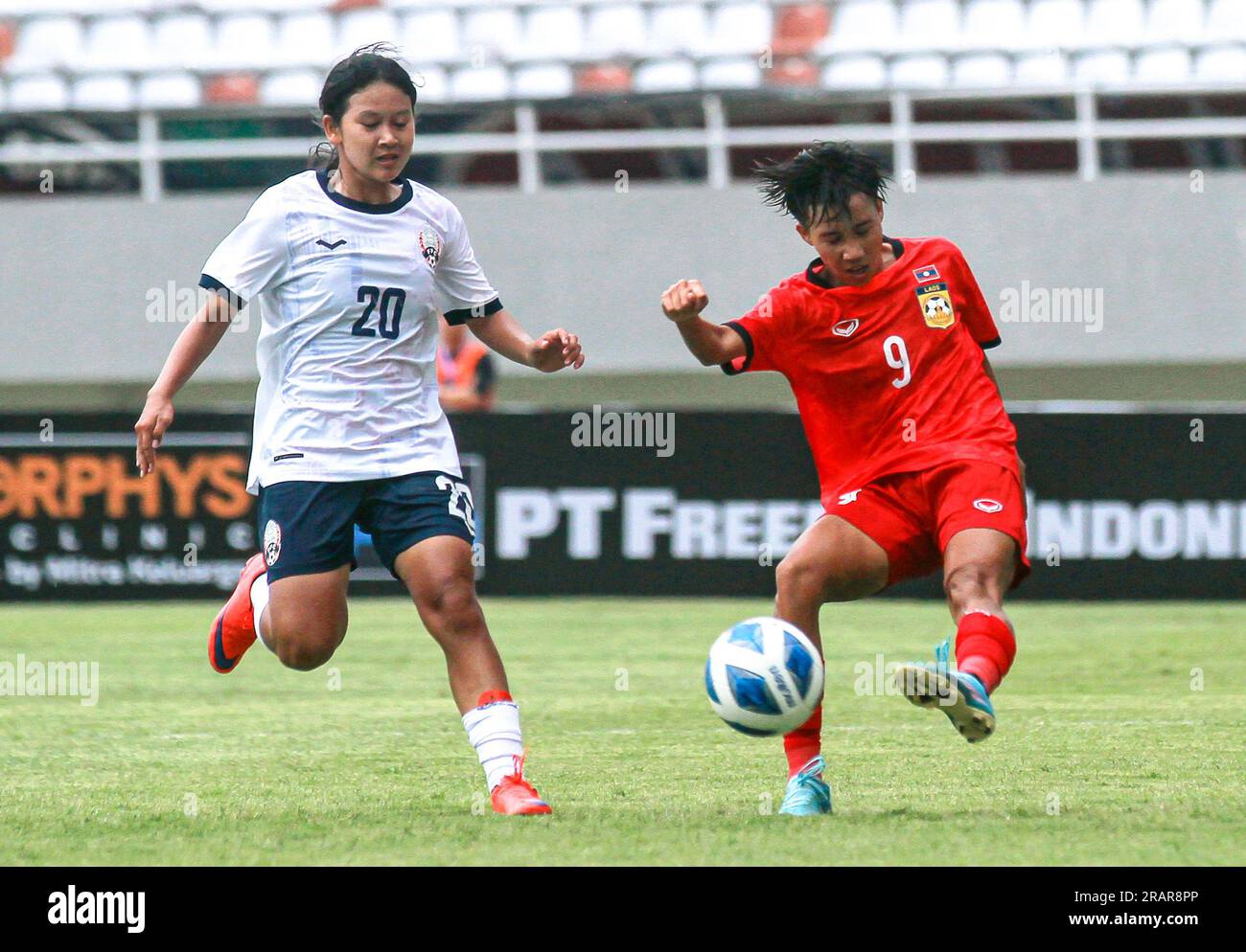 Palembang, Indonesia. 5th July, 2023. Chinda Sihalath (R) of Laos vies with Hern Theary of ...