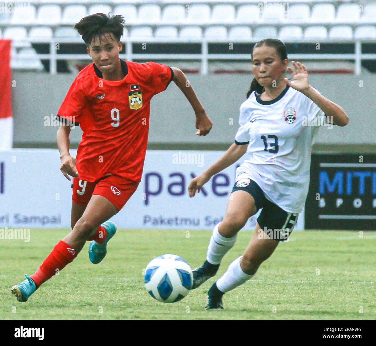 Palembang, Indonesia. 5th July, 2023. Chinda Sihalath (L) of Laos vies ...