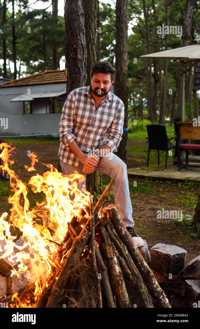 Night bonfire camping in forest hi-res stock photography and images - Alamy