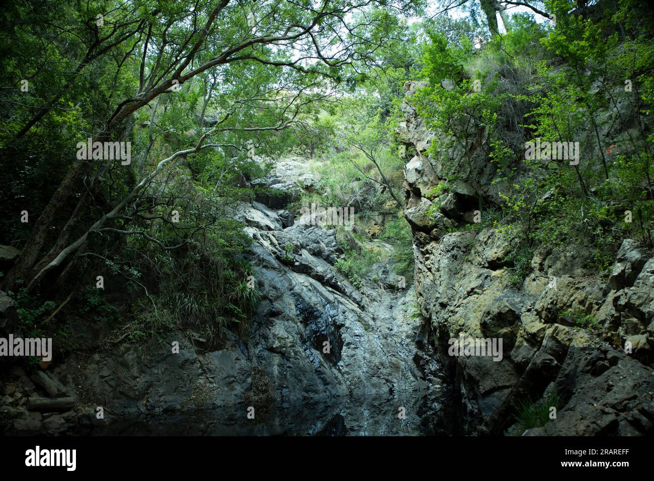 Water inbetween rocks hi-res stock photography and images - Alamy