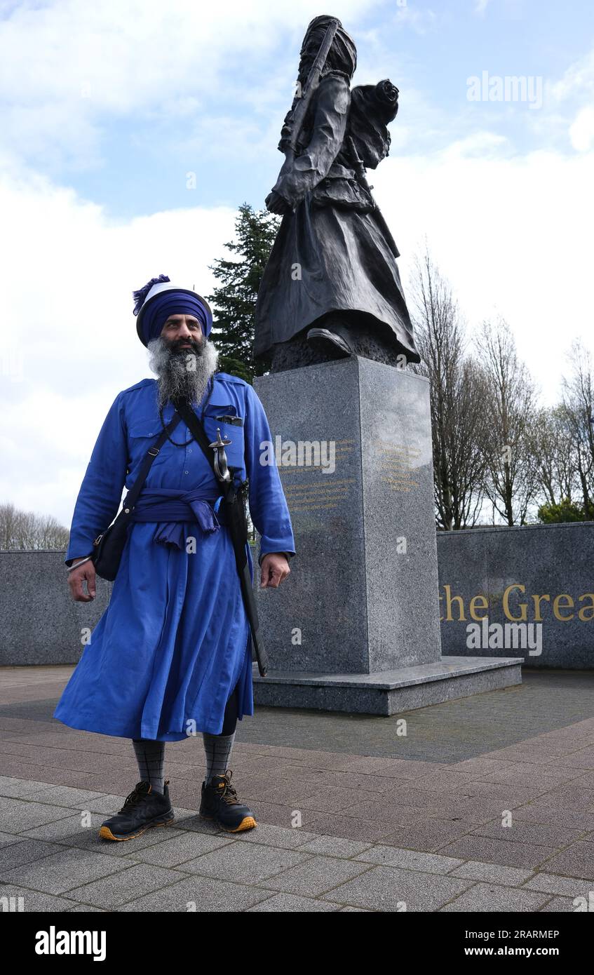 Wearing his traditional ceremonial sword local Sikh man by the Lions of ...