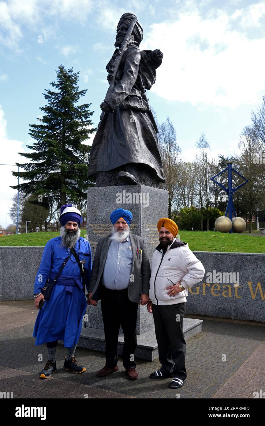 Local Sikh men by the Lions of the Great War monument in Smethwick near ...