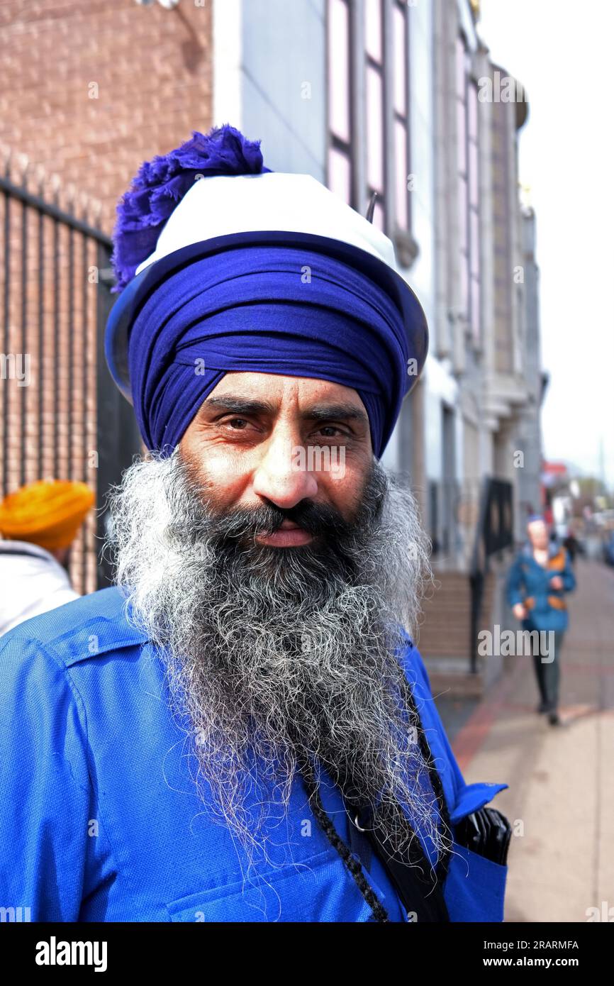 Sikh man in traditional costume hi-res stock photography and images - Alamy