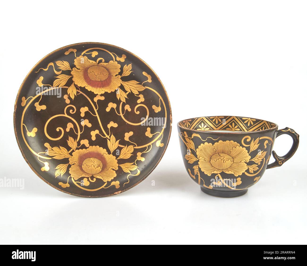 Porcelain with gold lacquer hi-res stock photography and images - Alamy