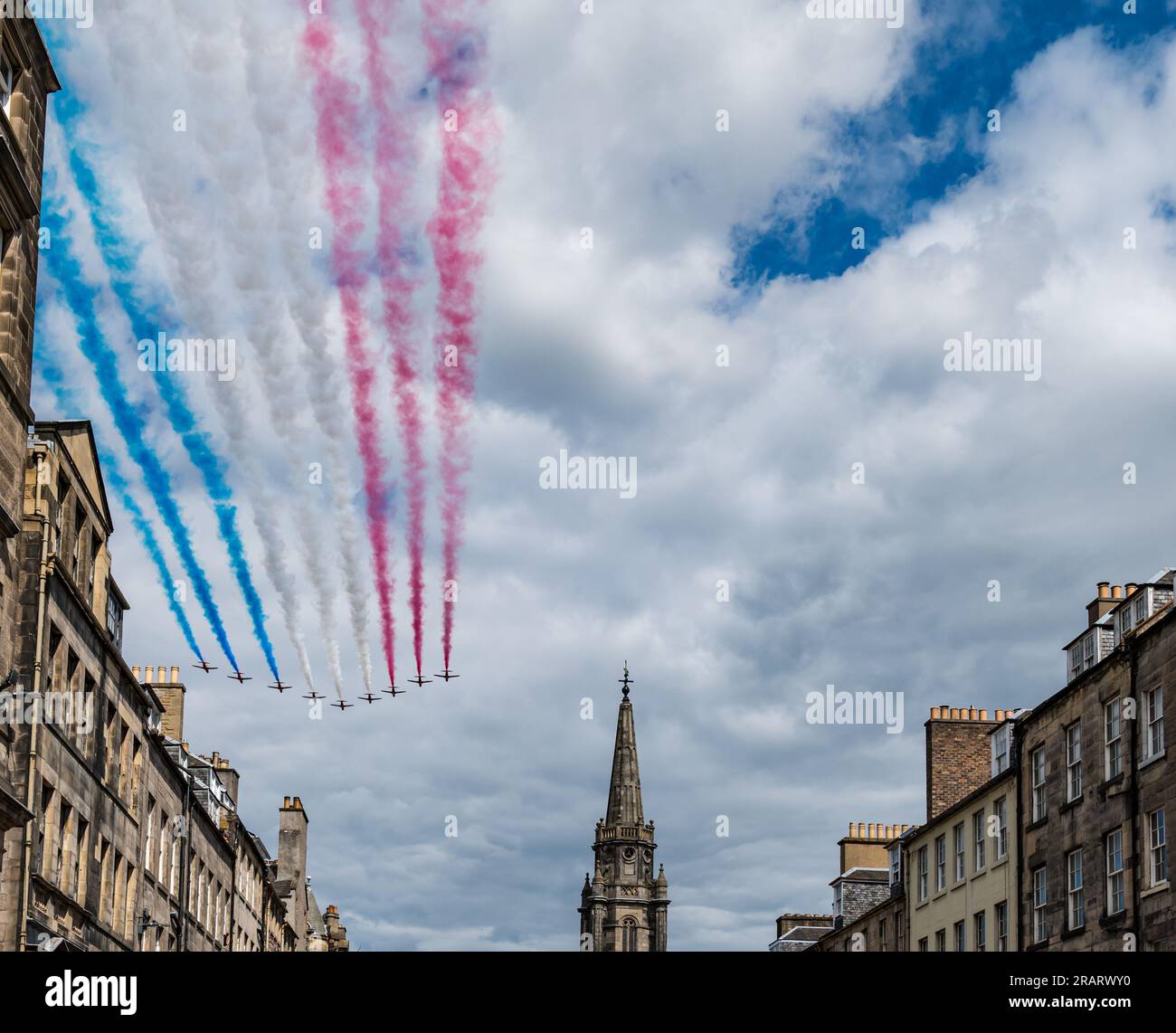 Red arrows flypast edinburgh hi-res stock photography and images - Alamy