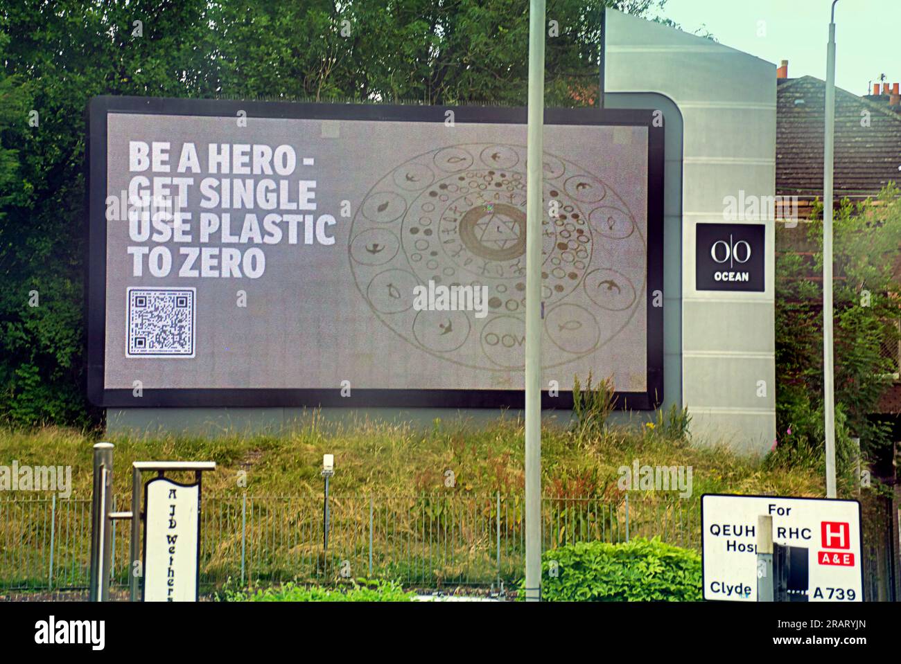 be a hero get single use plastic to zero sign Stock Photo - Alamy