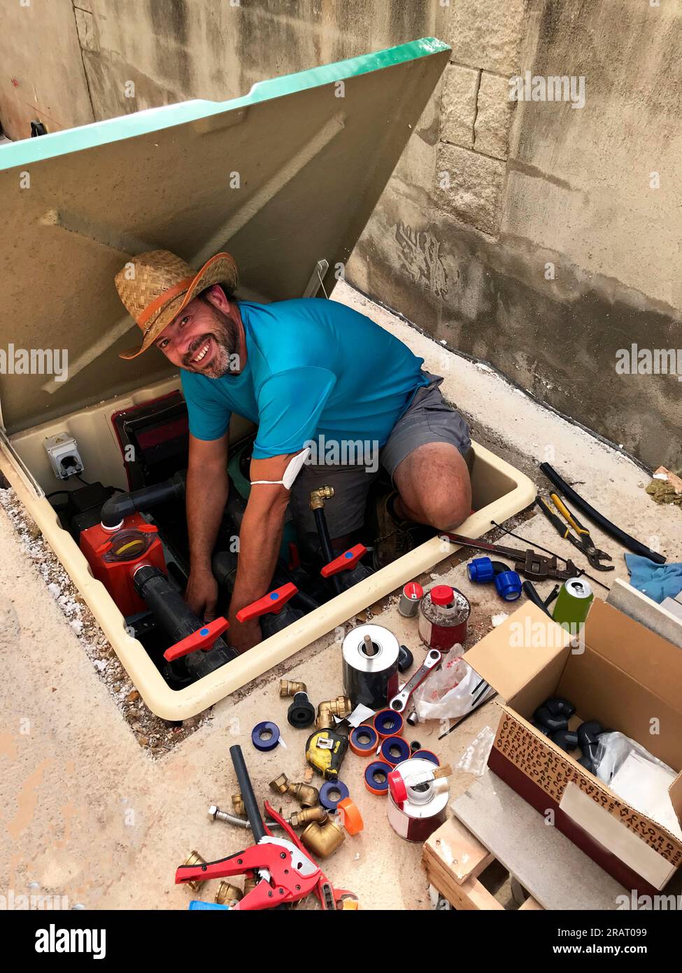 Installer plumbing hi-res stock photography and images - Alamy