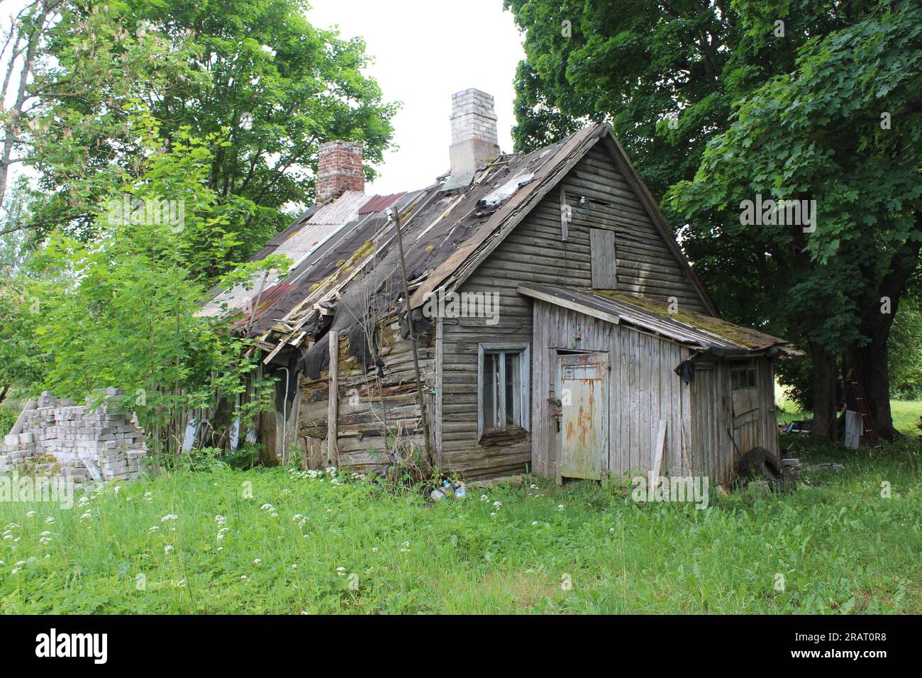 Abandoned farm ruins hi-res stock photography and images - Alamy