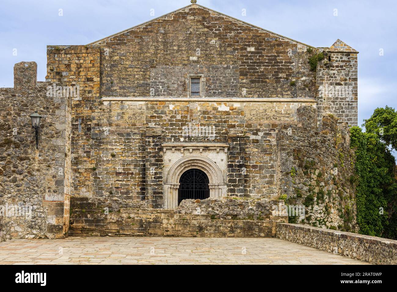 Gothic romanesque exterior hi-res stock photography and images - Alamy