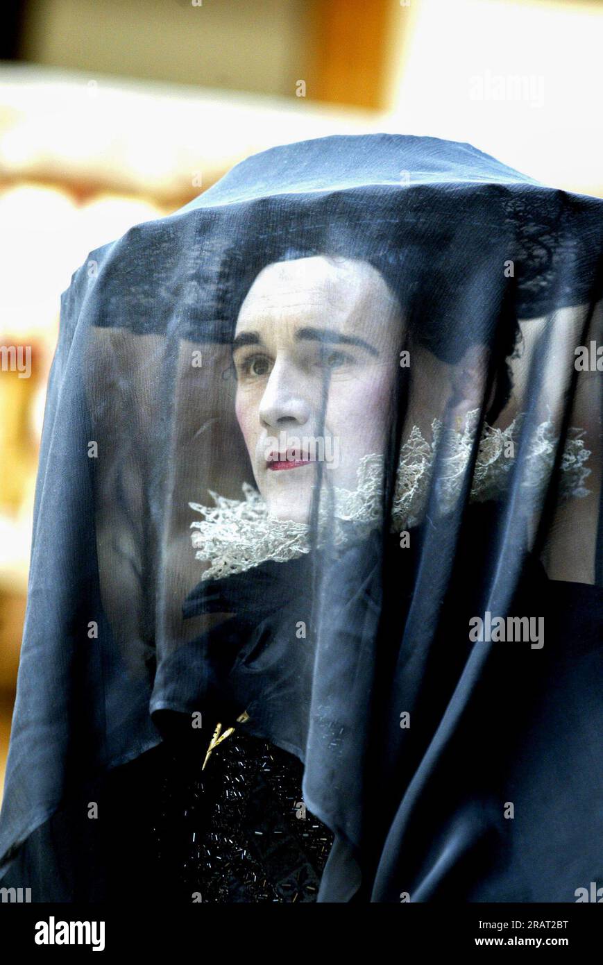 Actor in elizabethan costume hi-res stock photography and images - Alamy