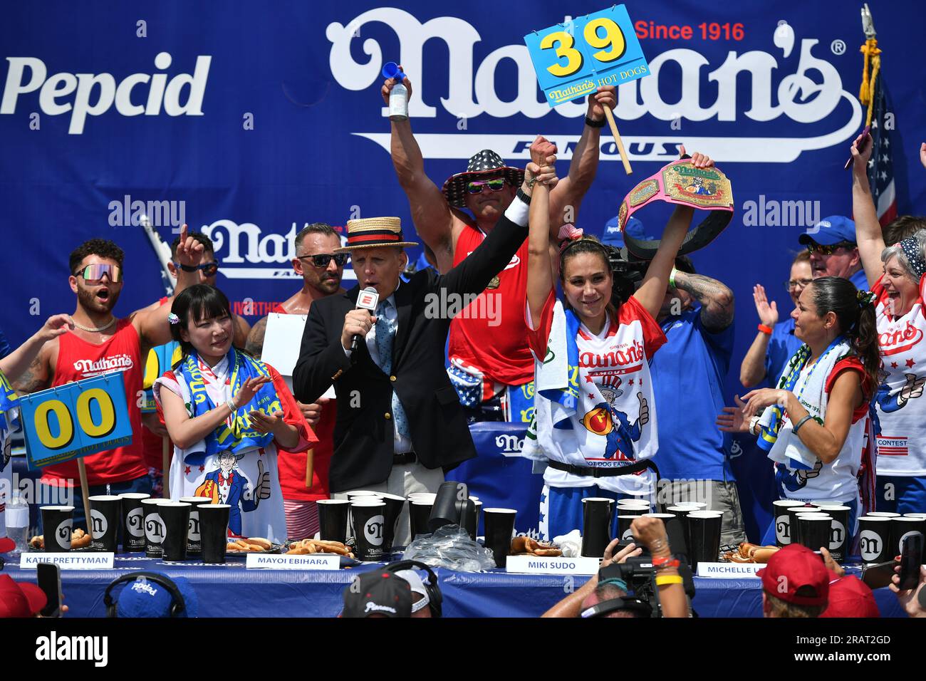 Professional competitive eaters Mayo Ebihara and Miki Sudo compete in ...