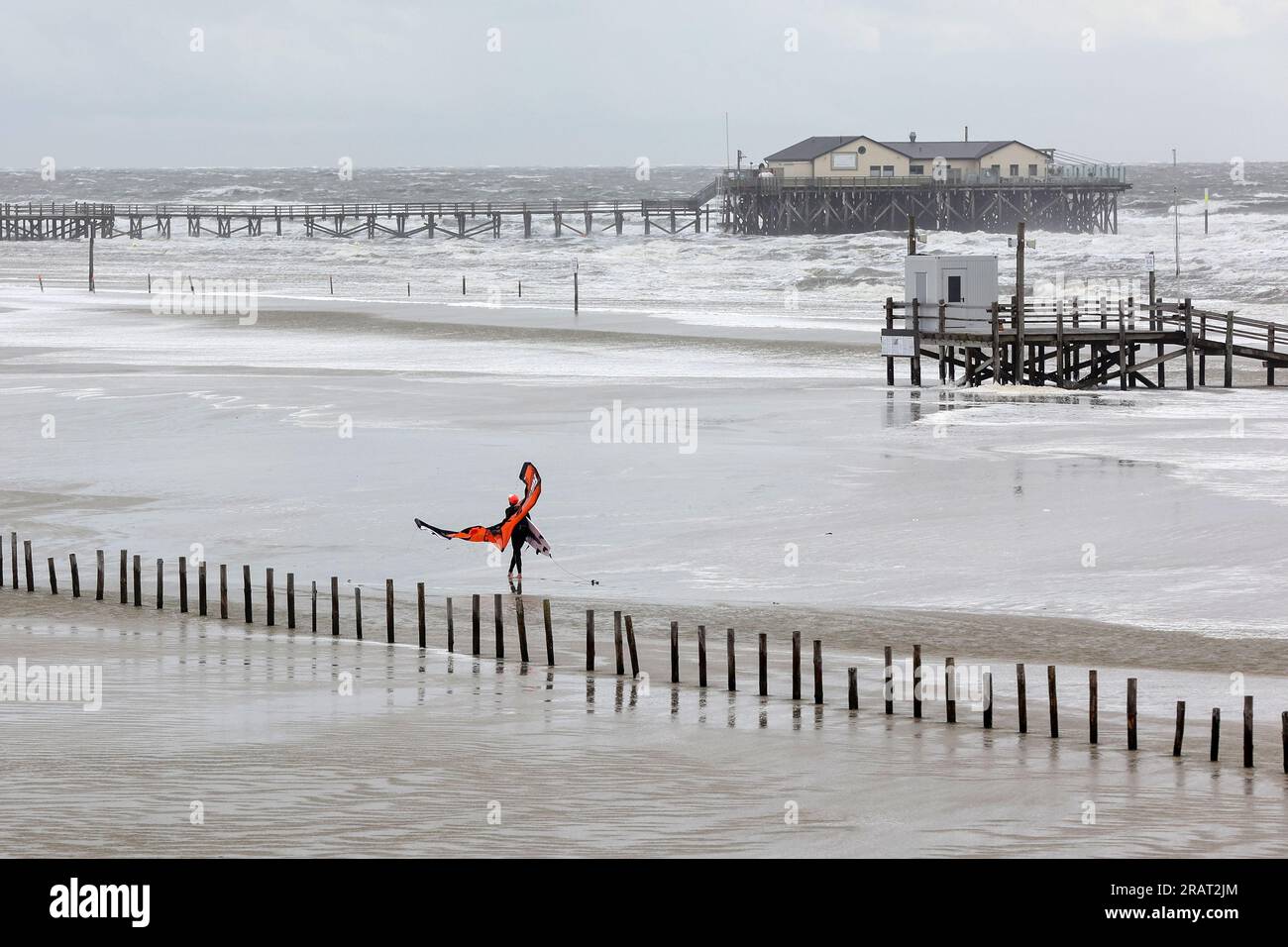 Sankt Peter Ording, Germany. 05th July, 2023. A kitesurfer walks across ...