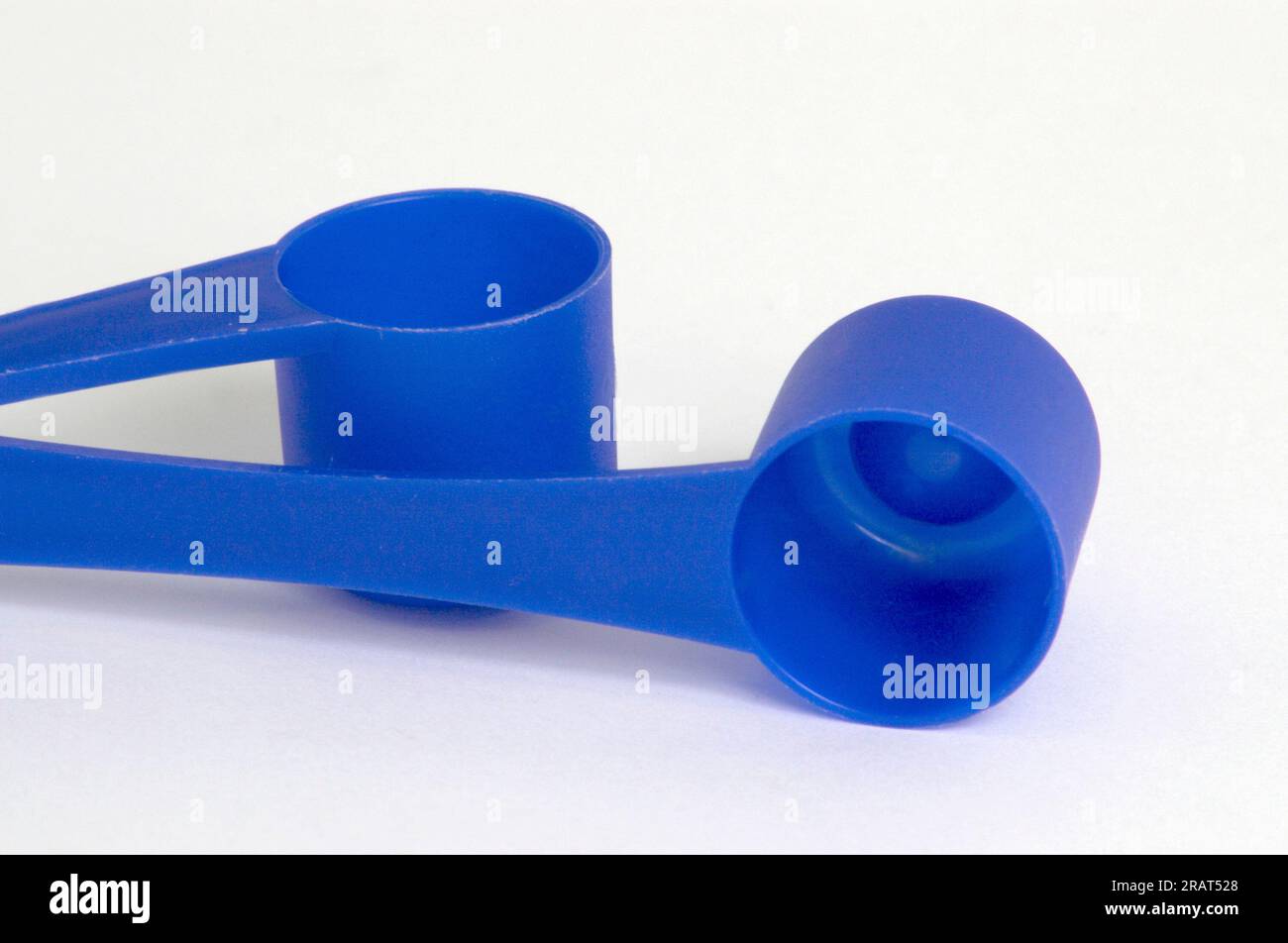 White plastic measuring spoons hi-res stock photography and images - Alamy