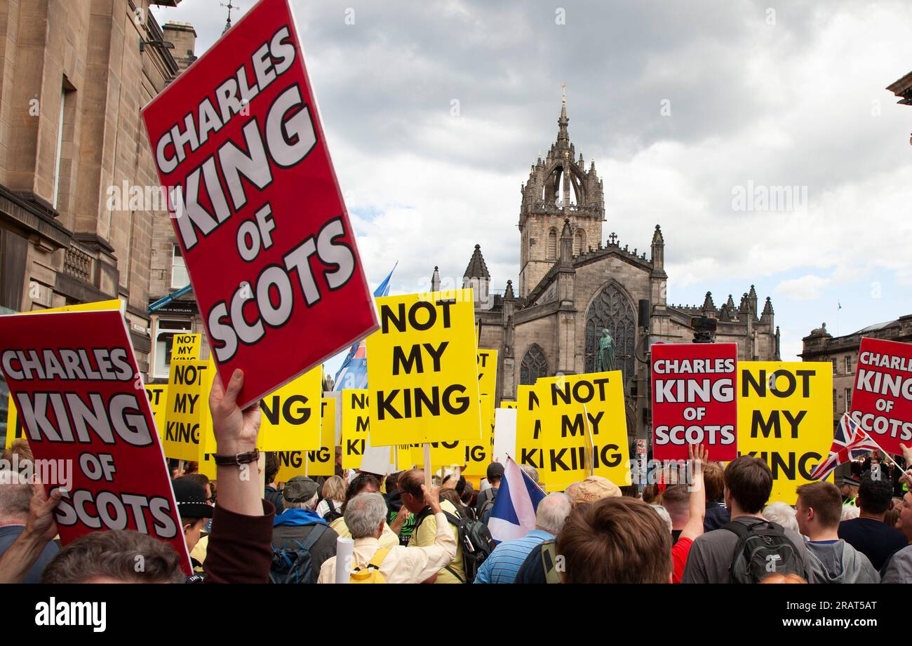 Protestors both for and against the monarchy gathered together in Royal ...