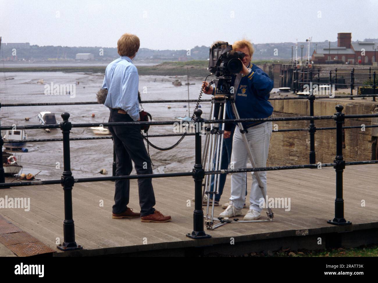 Outside tv broadcast hi-res stock photography and images - Alamy