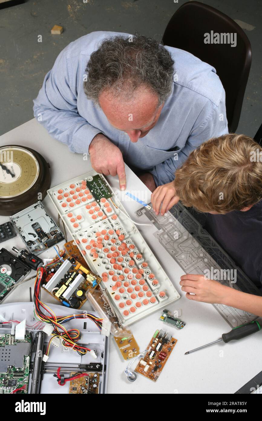 Father son repair tools hi-res stock photography and images - Alamy