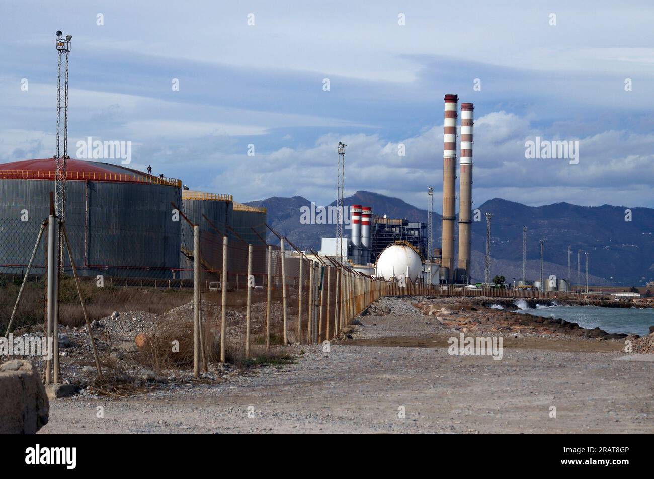 Exterior oil refinery chimney hi-res stock photography and images - Alamy