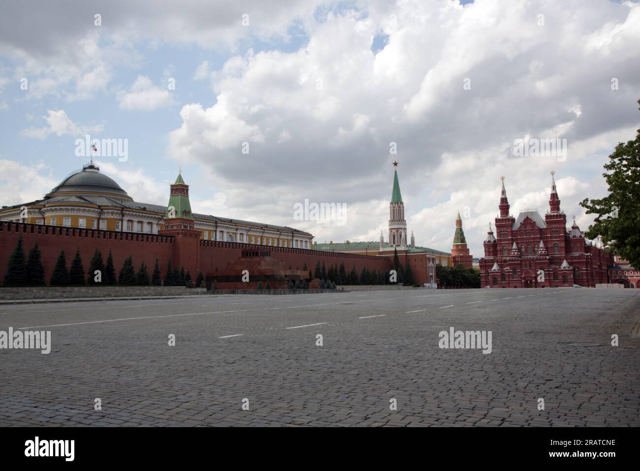 Empty red square hi-res stock photography and images - Alamy