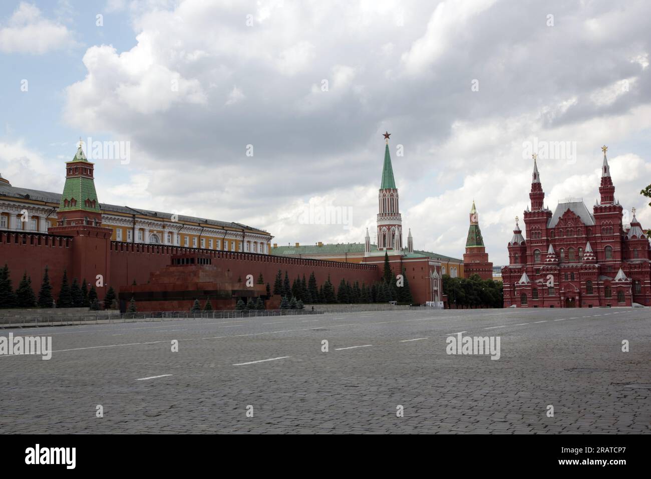 Empty red square hi-res stock photography and images - Alamy