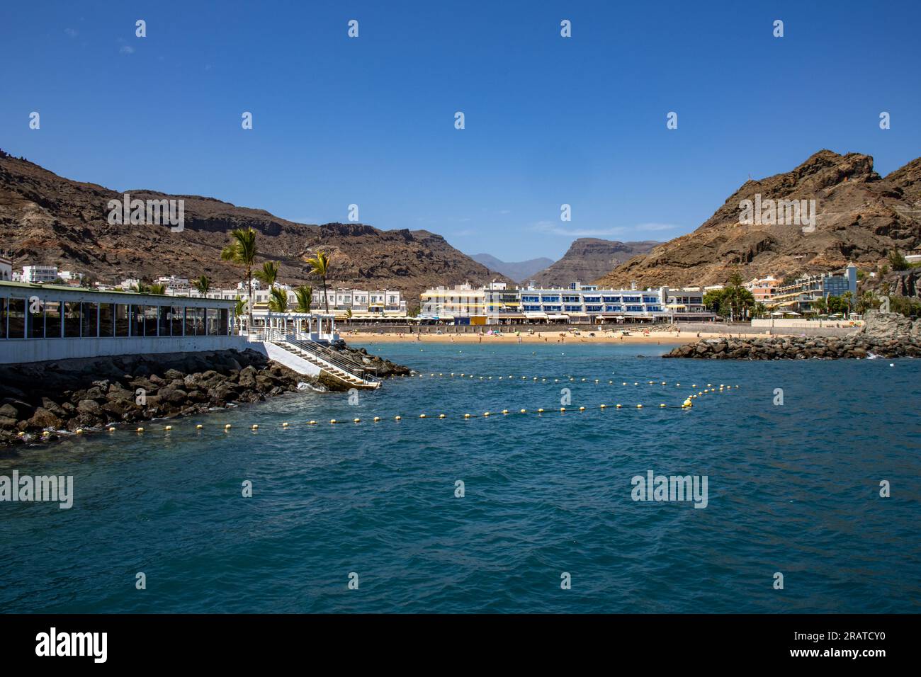Playa de Puerto de Mogán desde un barco, Gran Canaria, España Stock ...