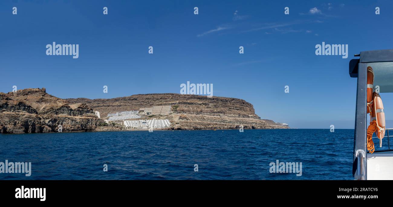 Fotografía panorámica de la costa de Mogán desde un barco con las ...