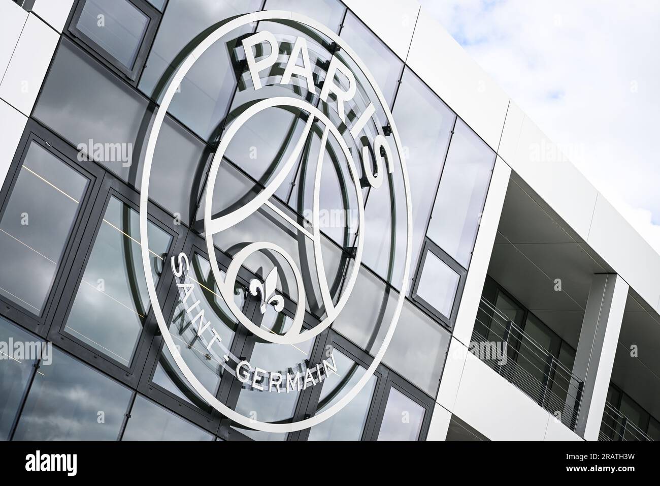 Illustration of the official PSG logo on one of the buildings of the ...