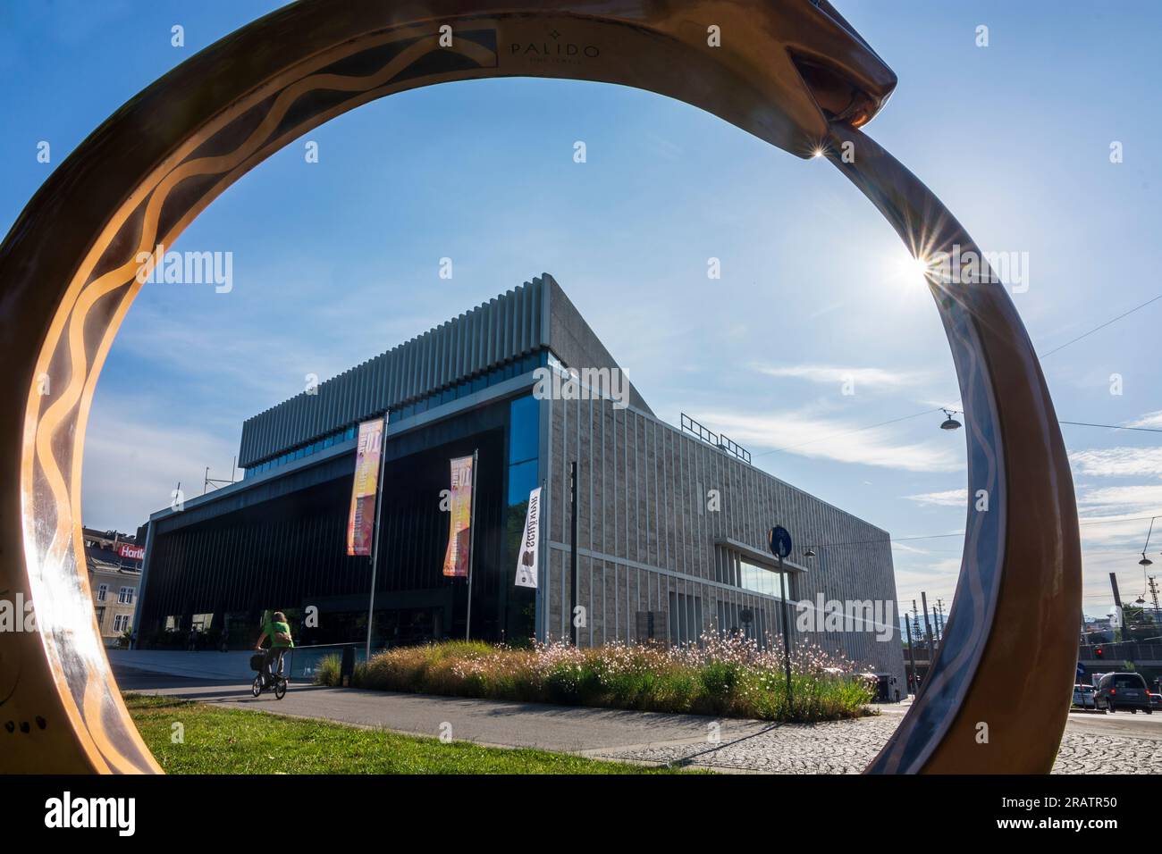 Linz: Musiktheater Linz (Music Theatre) with monument "Ring of the ...