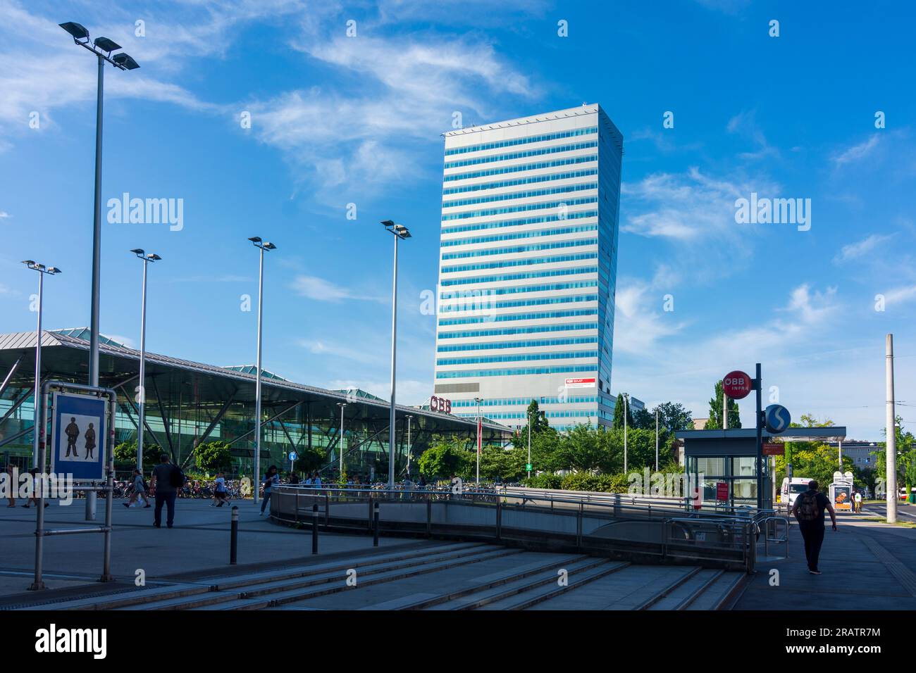 Linz: Terminal Tower, railway station Linz Hauptbahnhof, many bicycles ...