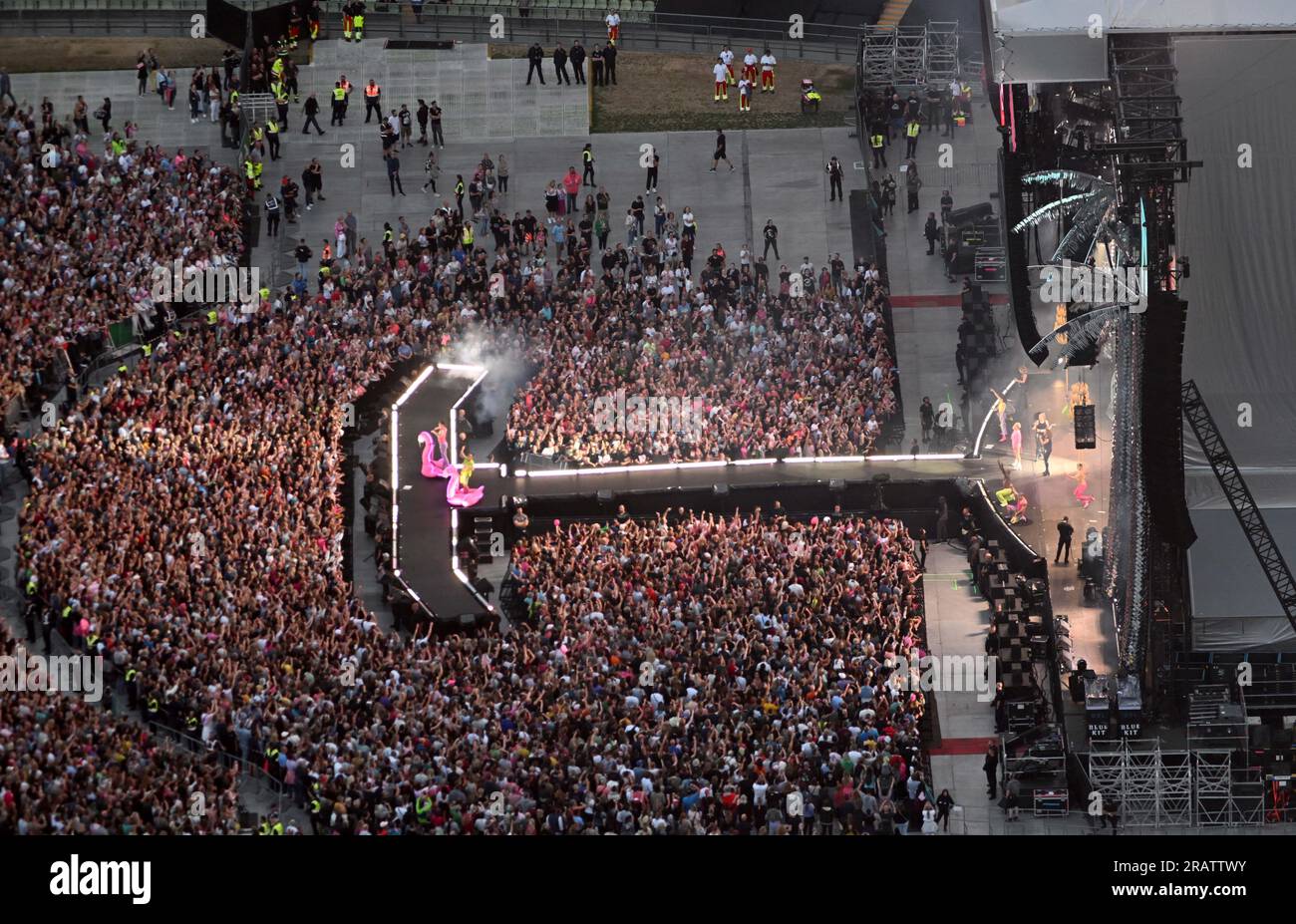 Pink concert hi-res stock photography and images - Alamy