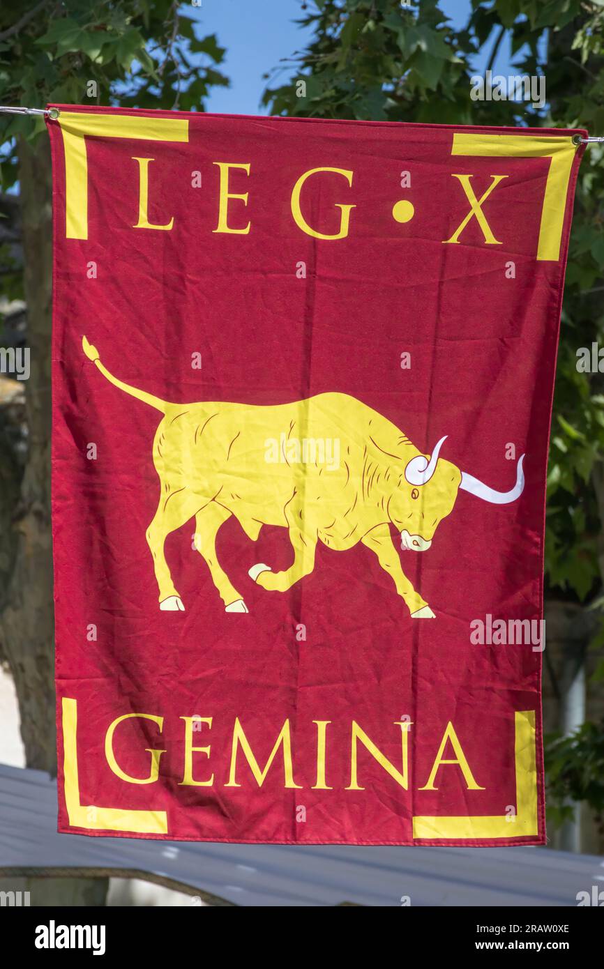 Roman legion in battle formation hi-res stock photography and images ...